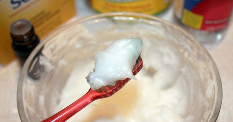 Homemade Vegan Toothpaste Using ONLY 3 Ingredients!