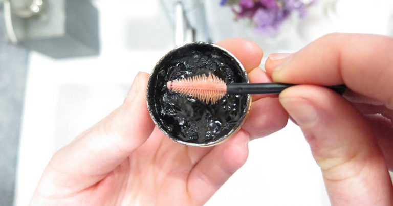 DIY Natural Mascara That's Toxic-Free And Zero-Waste